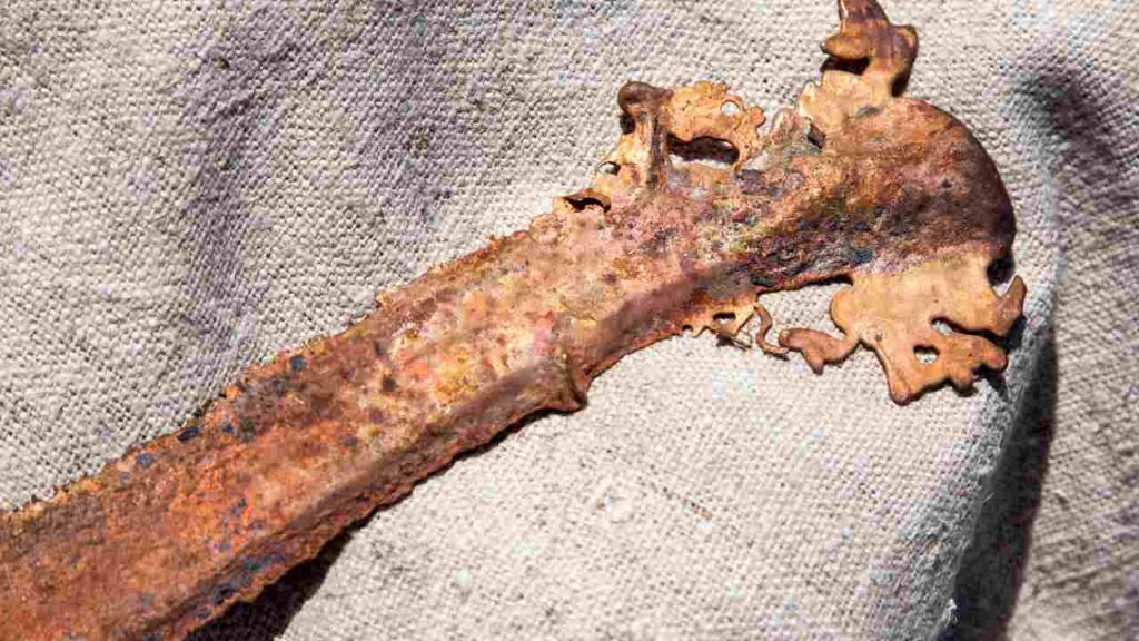 In Germania ritrovata un’arma antichissima, gli archeologi: “Scoperta ...